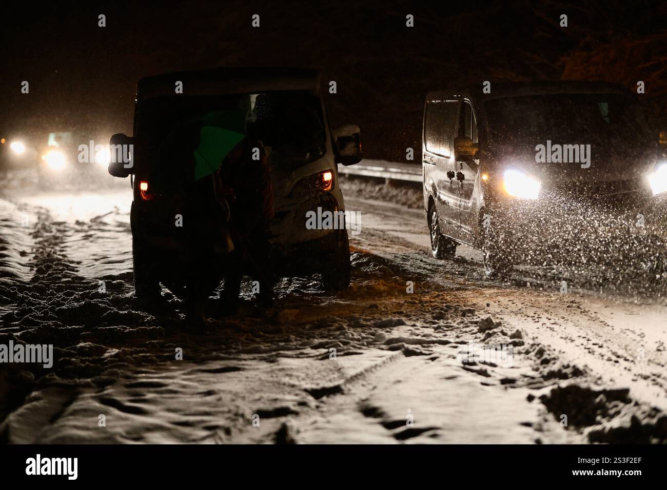 Wendefurt, Germany. 09th Jan, 2025. Vehicles are stuck on the B81 ...