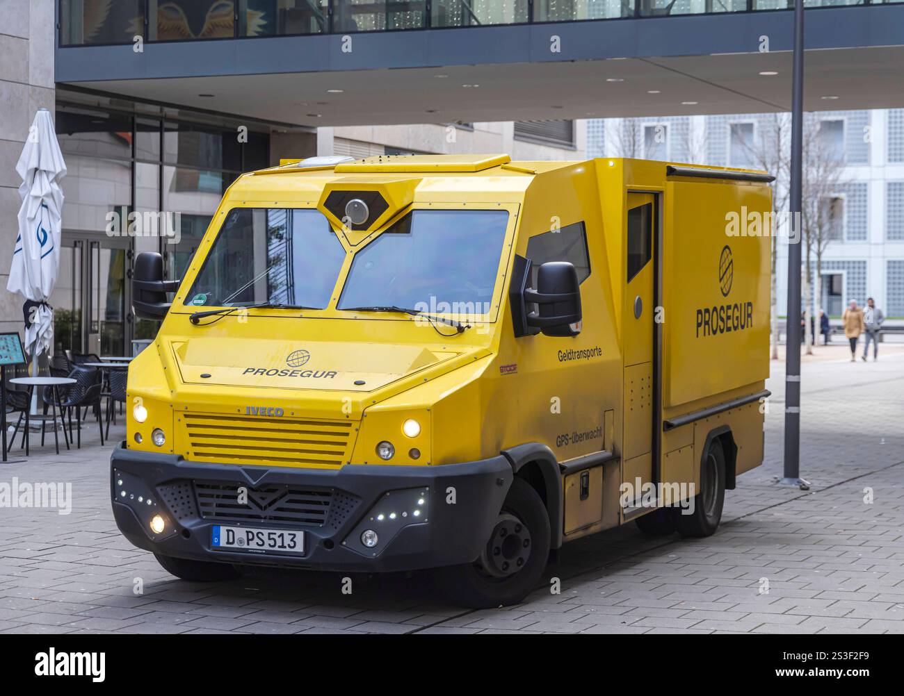 Gepanzertes Fahrzeug für den Geldtransport. Prosegur. // 23.12.2024 ...