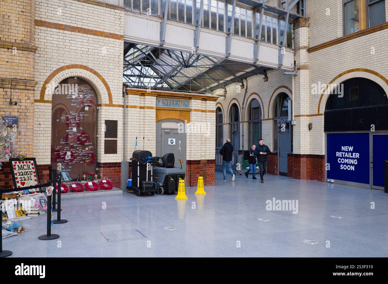 Manchester Victoria station concourse Stock Photo - Alamy