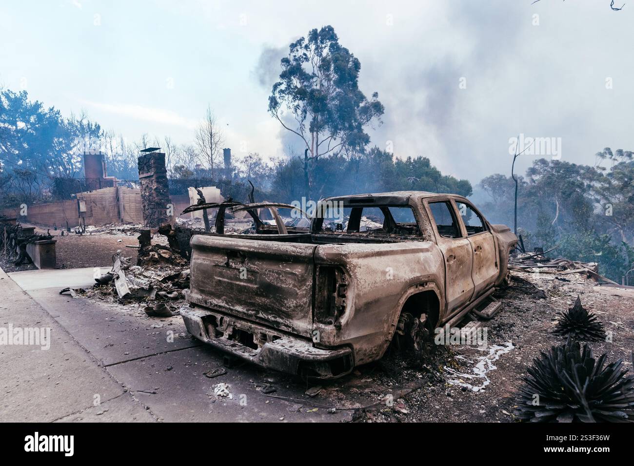 The Palisades Fire continues to rage on in its second day, extending to ...