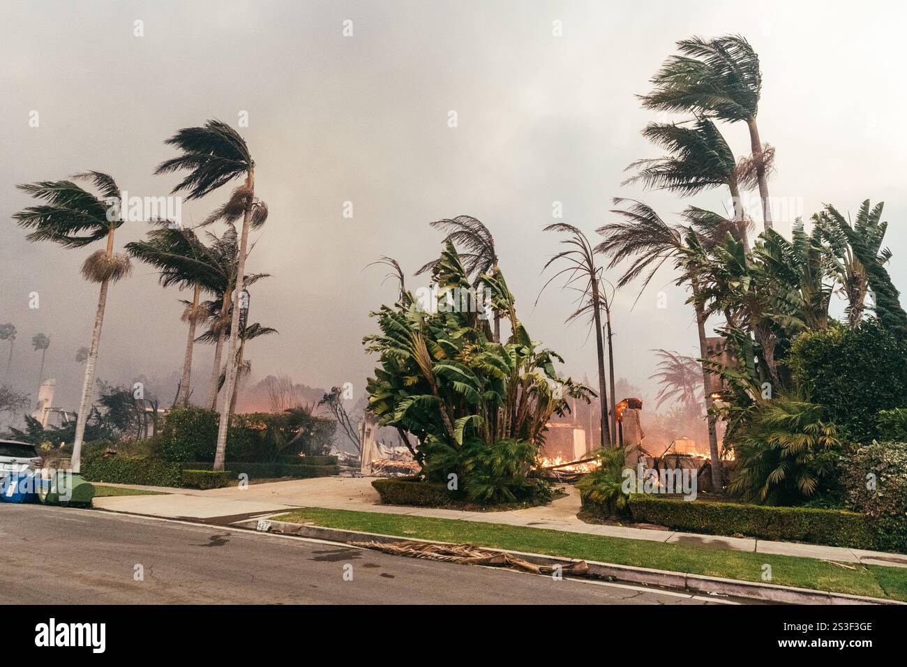 The Palisades Fire continues to rage on in its second day, extending to ...