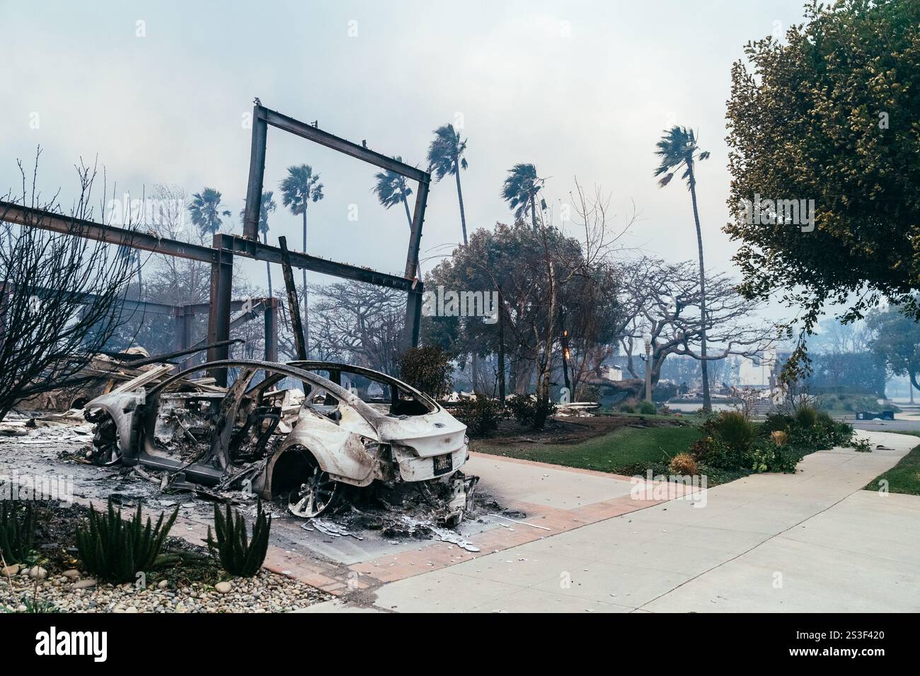 The Palisades Fire continues to rage on in its second day, extending to ...