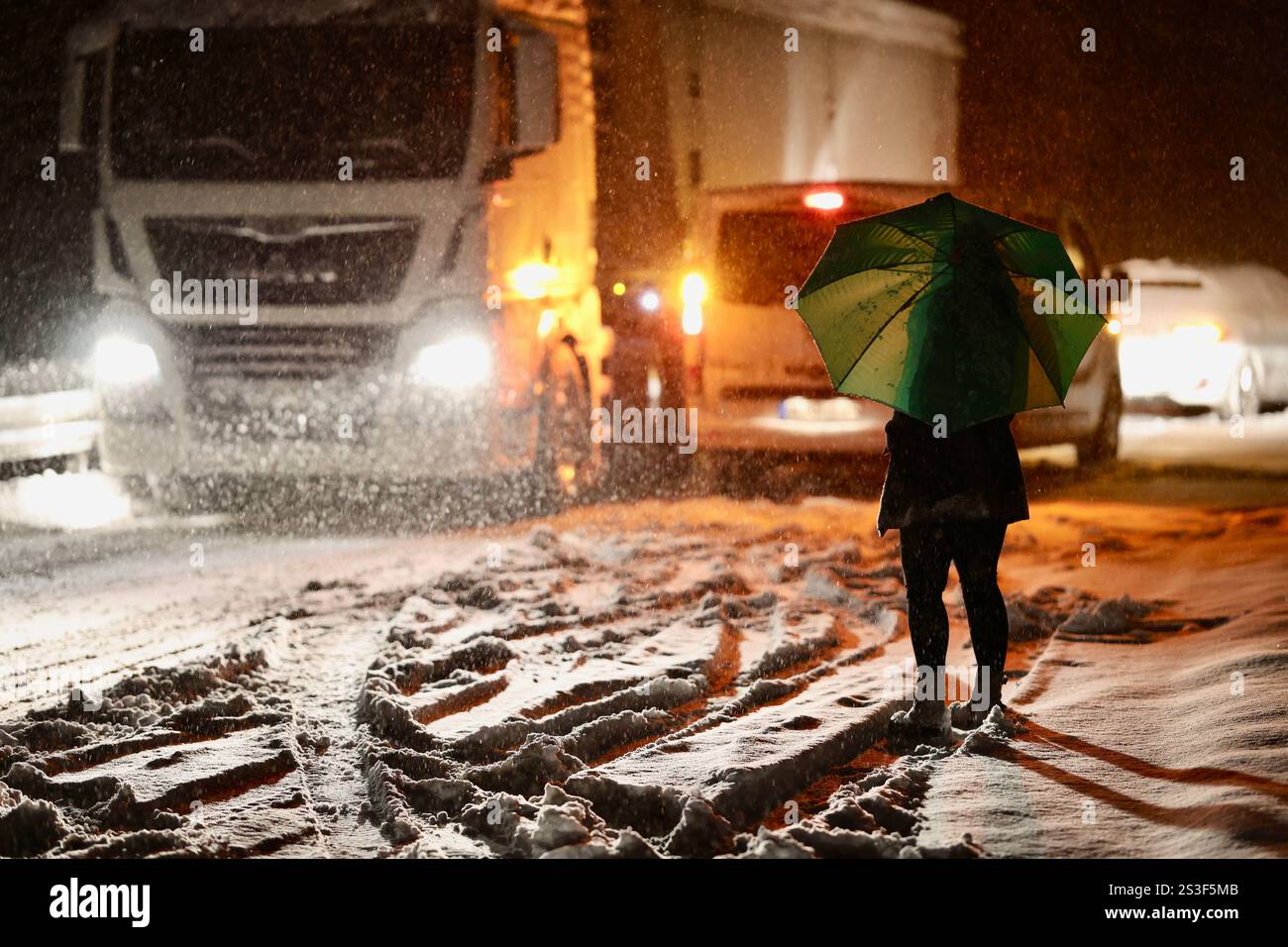 Wendefurt, Germany. 09th Jan, 2025. Vehicles are stuck on the B81 ...