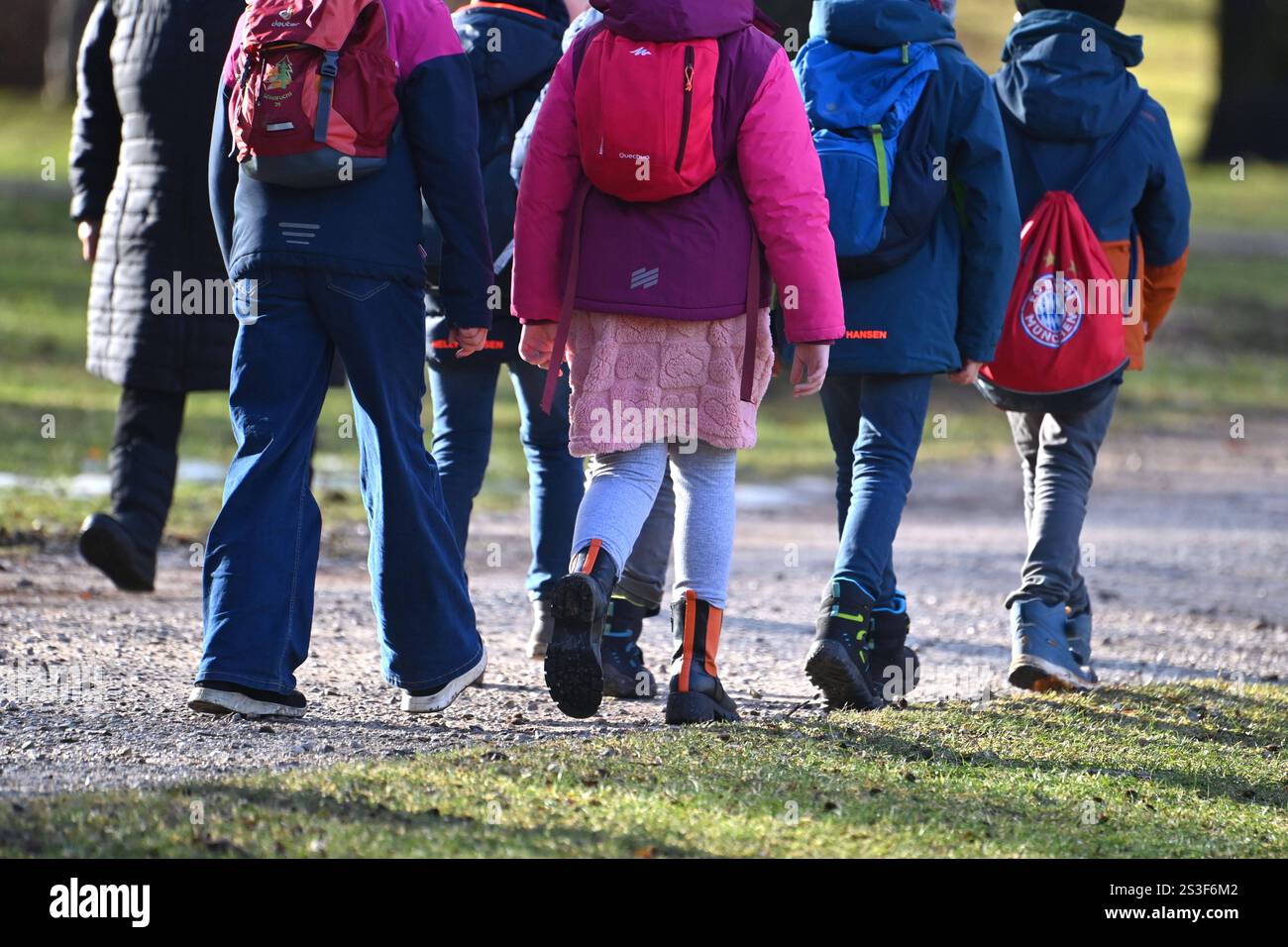 Grundschueler auf einer Wanderung ,Ausflug,Spaziergang,gehen, wandern ...