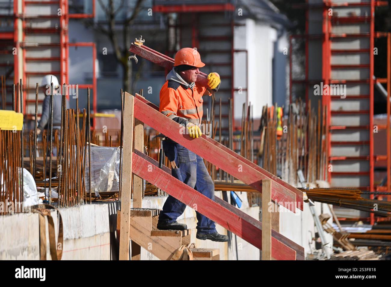 Bauarbeiter auf einer Grossbaustelle in Muenchen, Baugebiet ...