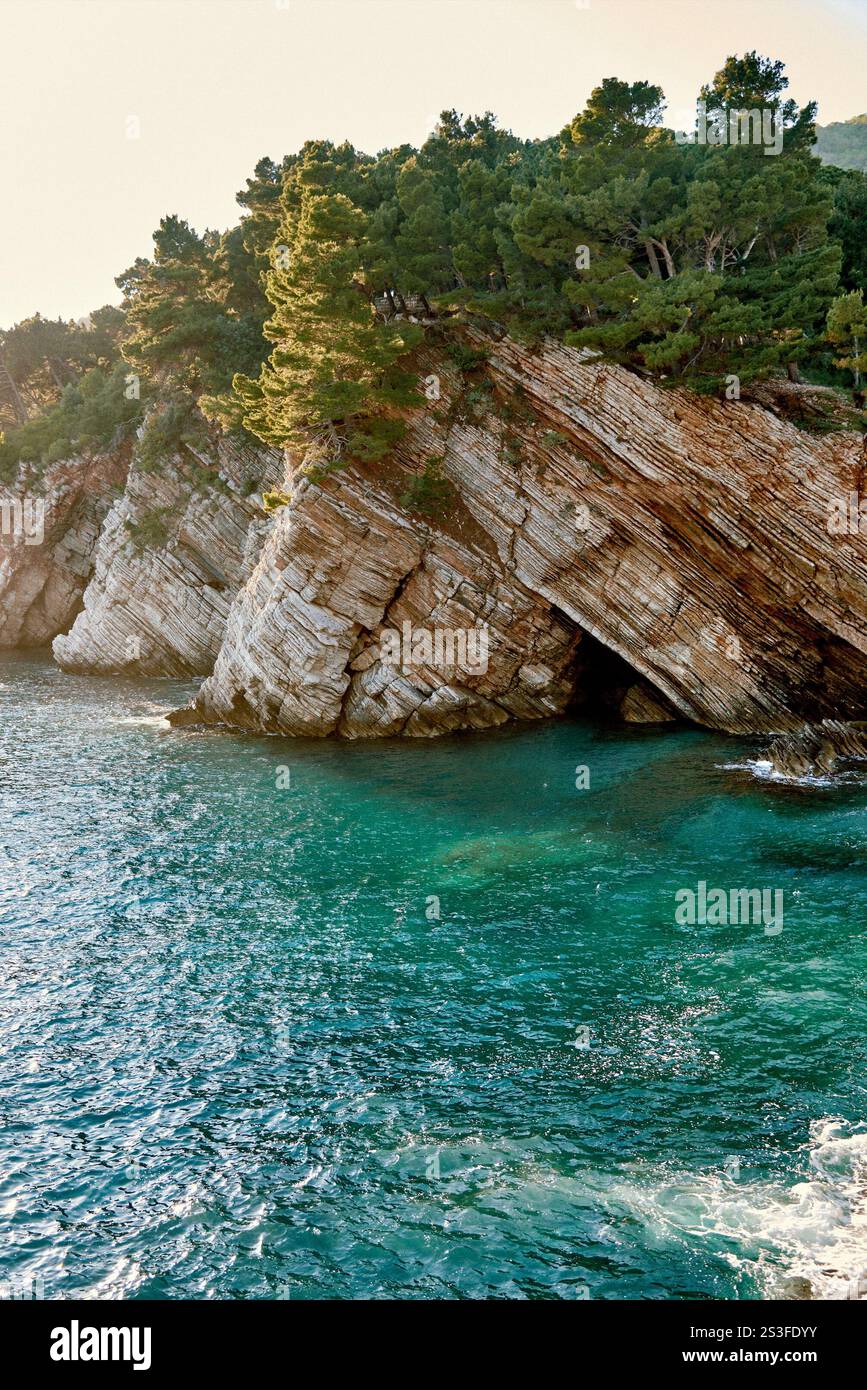 Seascape in the light of the sun, pond outside, ocean wave, nature ...