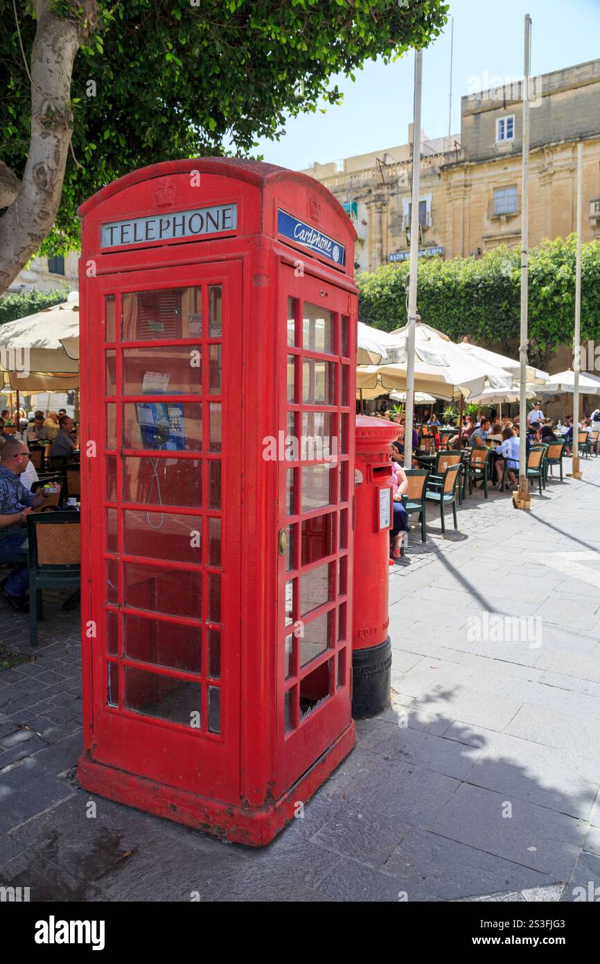 Traditional british telephone box hi-res stock photography and images ...