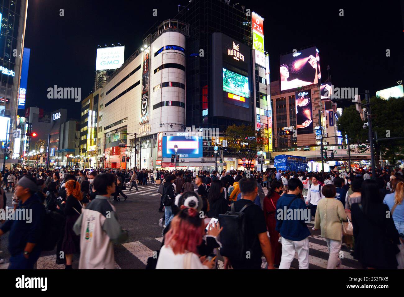 Shibuya, Tokyo, Japan very busy area of Tokyo at night Stock Photo - Alamy