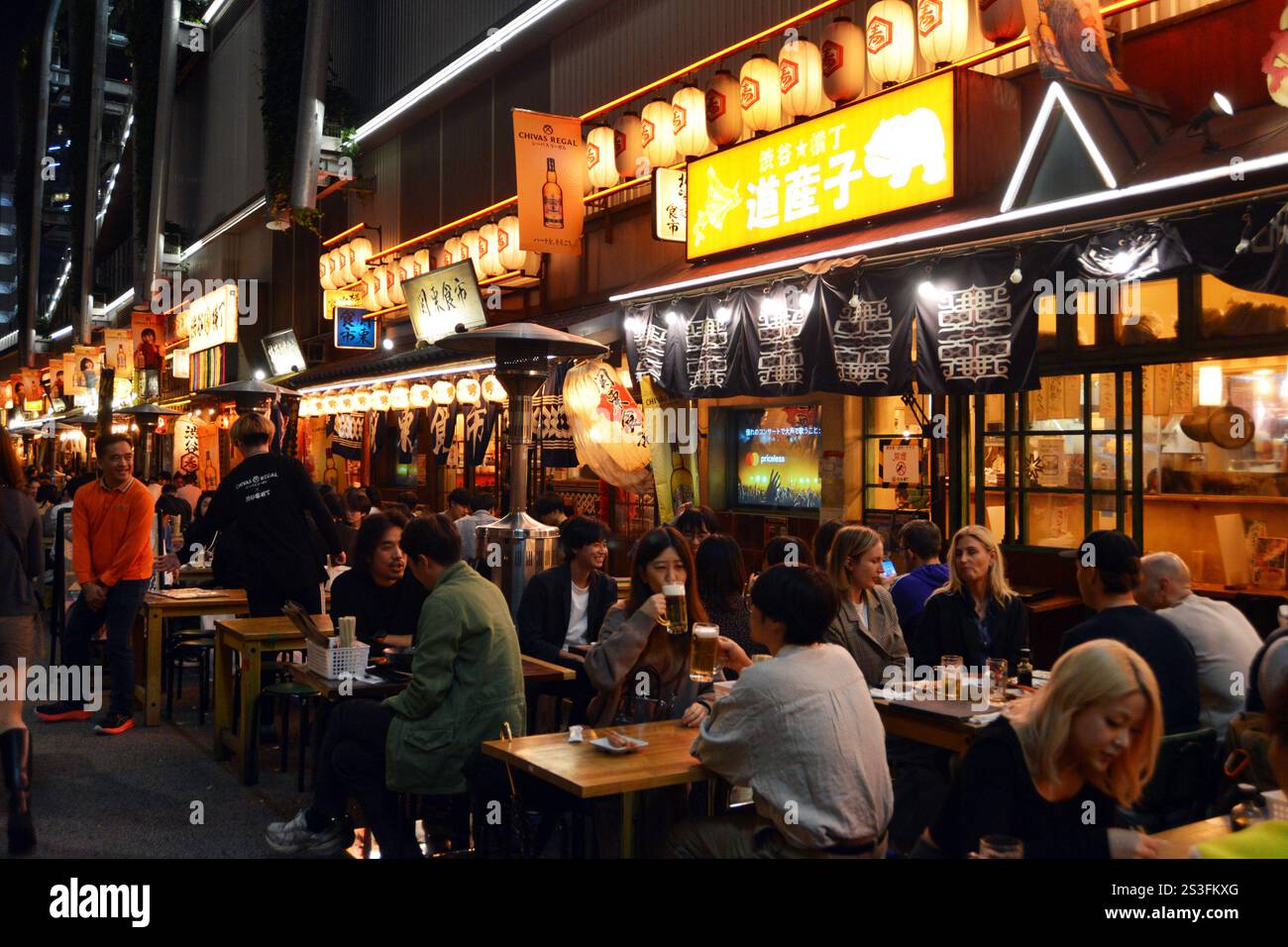 Night life in Tokyo, Japan, busy bars and restaurants in the Shibuya ...