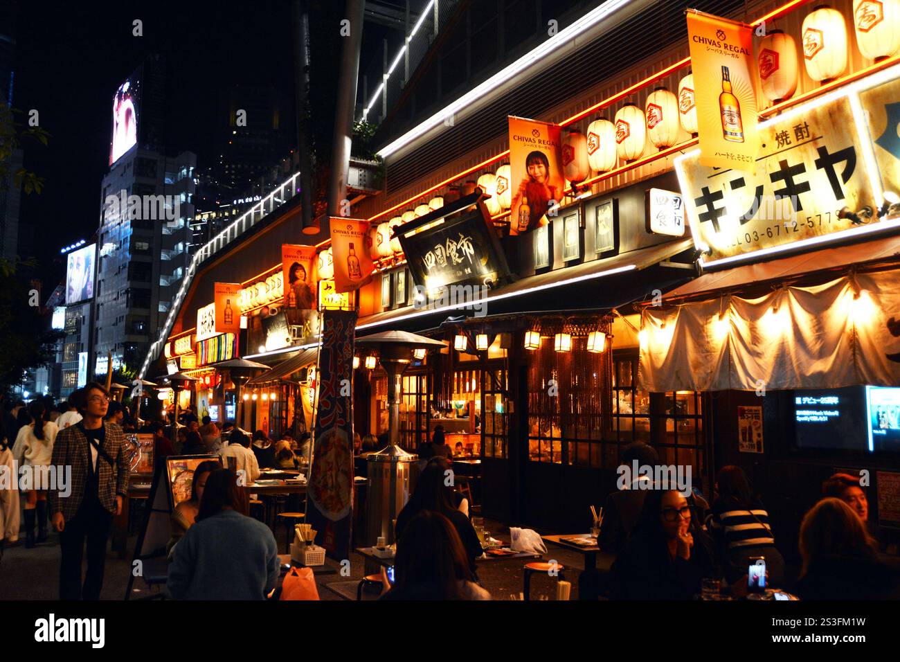Night life in Tokyo, Japan, busy bars and restaurants in the Shibuya ...