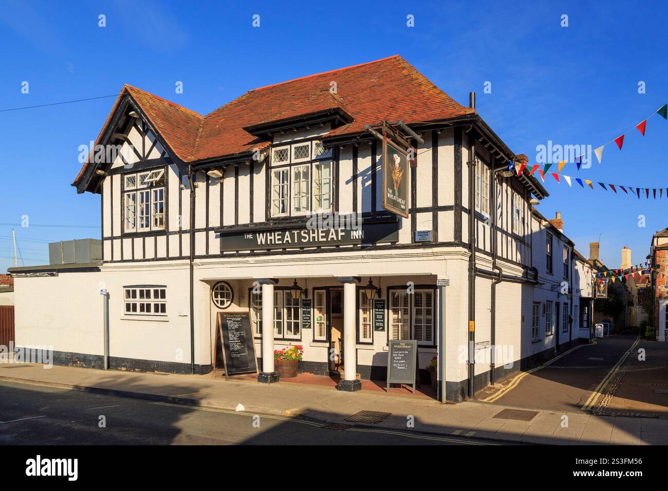 The Wheatsheaf Inn, Yarmouth, Isle of Wight, UK Stock Photo - Alamy