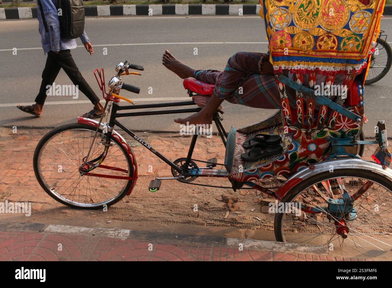 Dhaka, Dhaka, Bangladesh. 9th Jan, 2025. A rickshaw driver sleeping in his rickshaw on a street ...