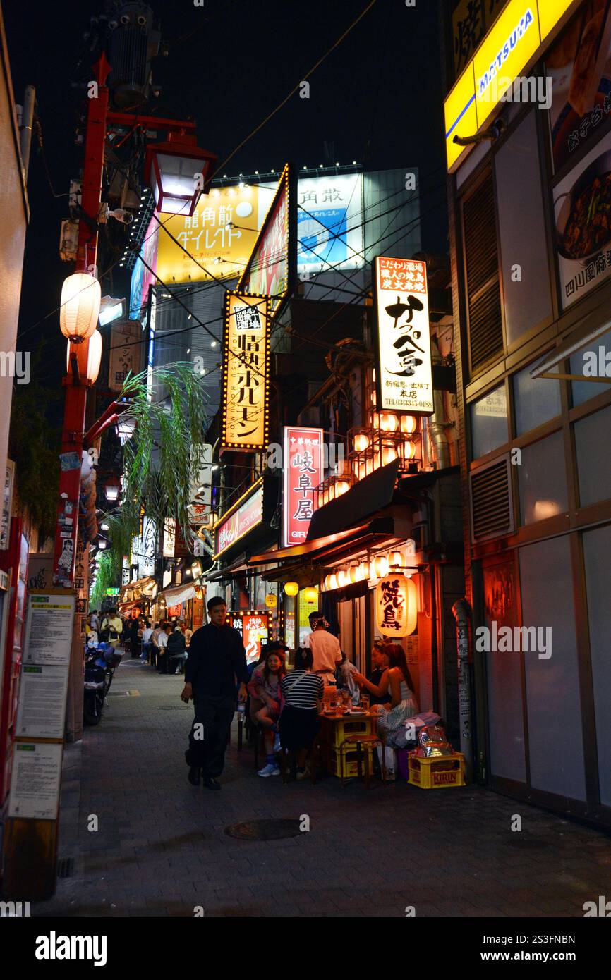 Night life in Tokyo, Japan, busy bars and restaurants in the Shibuya ...