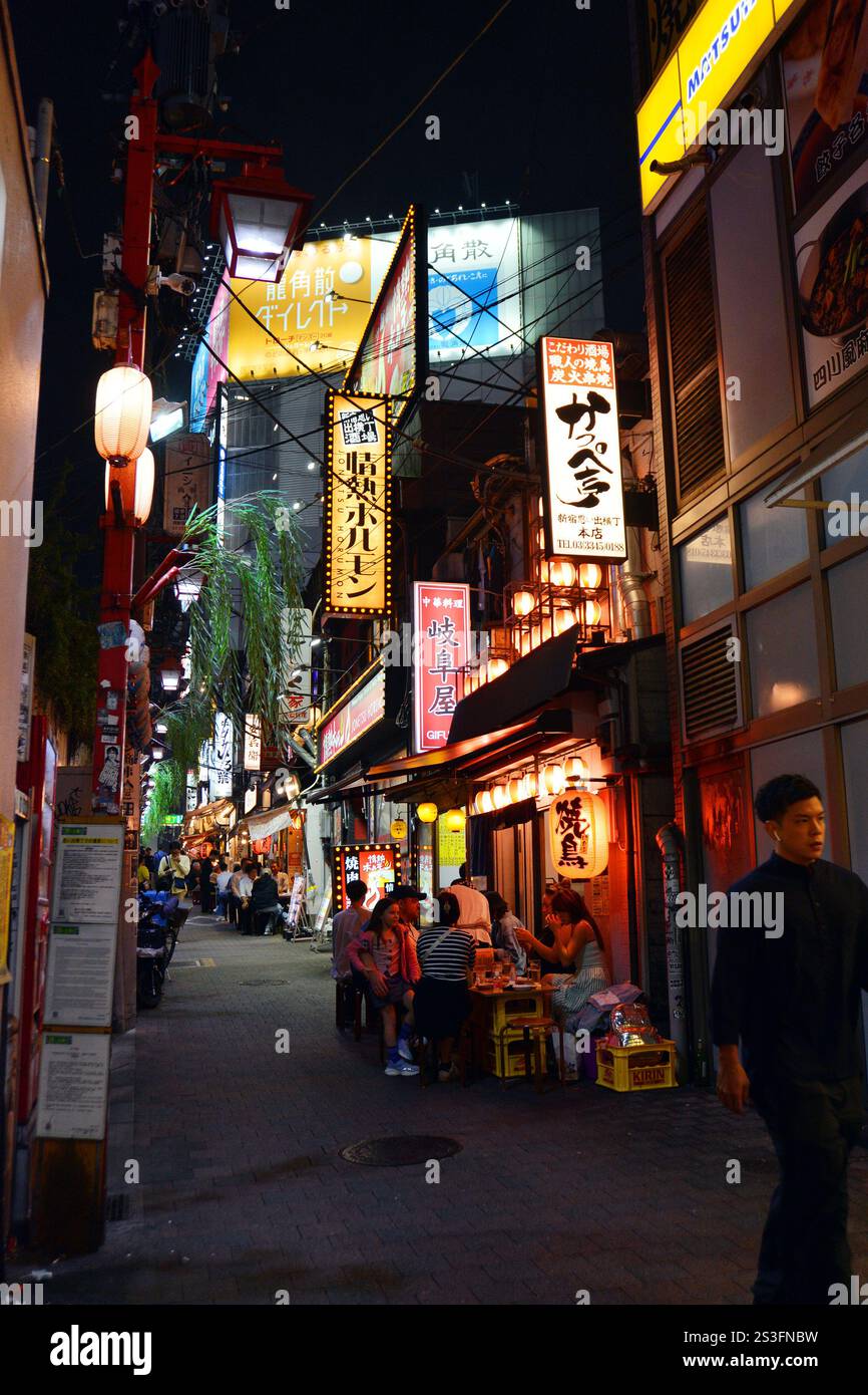 Night life in Tokyo, Japan, busy bars and restaurants in the Shibuya ...