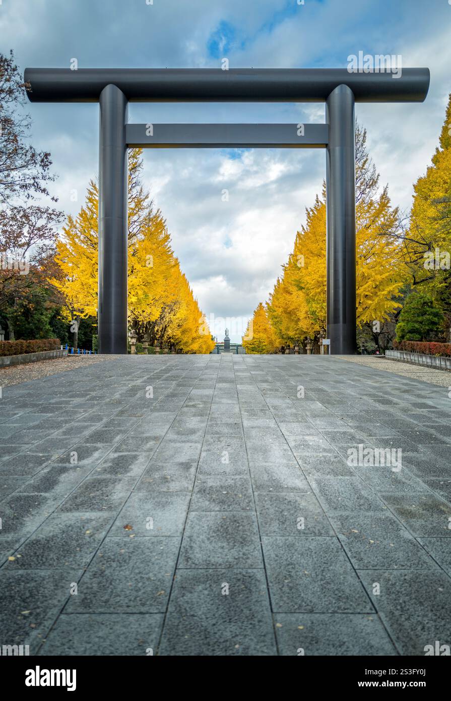 Large wooden gates hi-res stock photography and images - Alamy