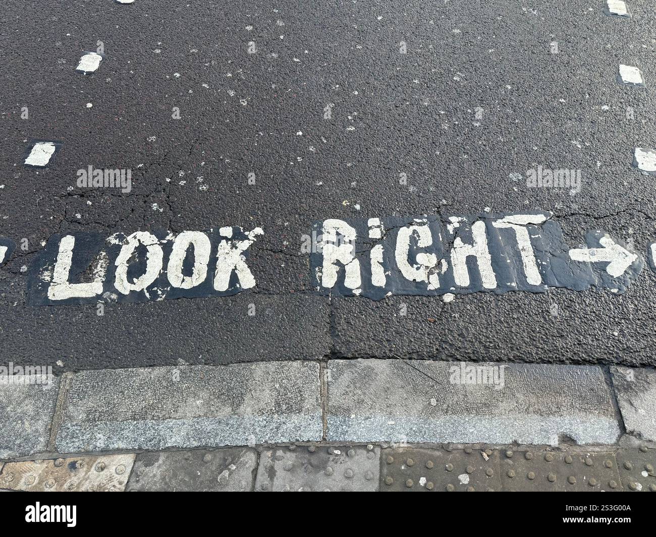 09 January 2025, Great Britain, London: The "look right" sign on a ...