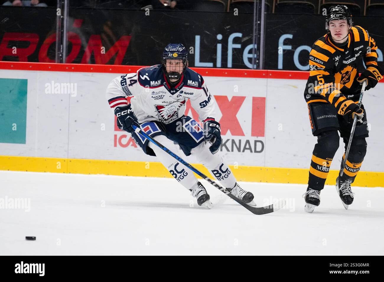 250109 Linköpings Eddie Genborg och Skellefteås Axel Sandin Pellikka ...