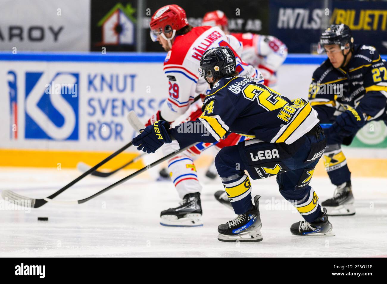 250109 Timrås Filip Hållander och HV71s Oscar Fisker Molgaard under ishockeymatchen i SHL mellan ...
