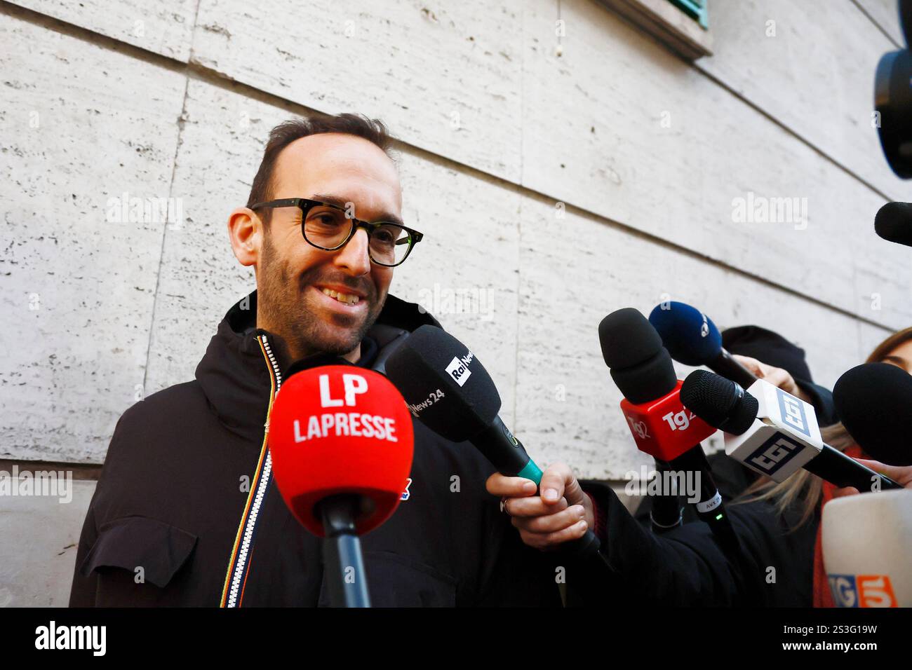 Roma, Italia. 09th Jan, 2025. Cecilia Sala libera, la visita di Claudio ...