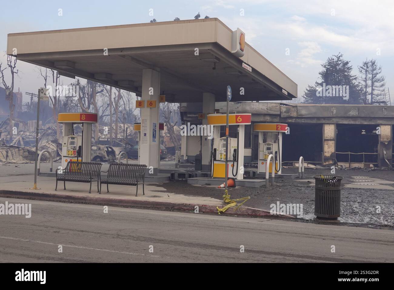 Pacific Palisades, California, USA. 9th Jan, 2025. Shell gas station ...