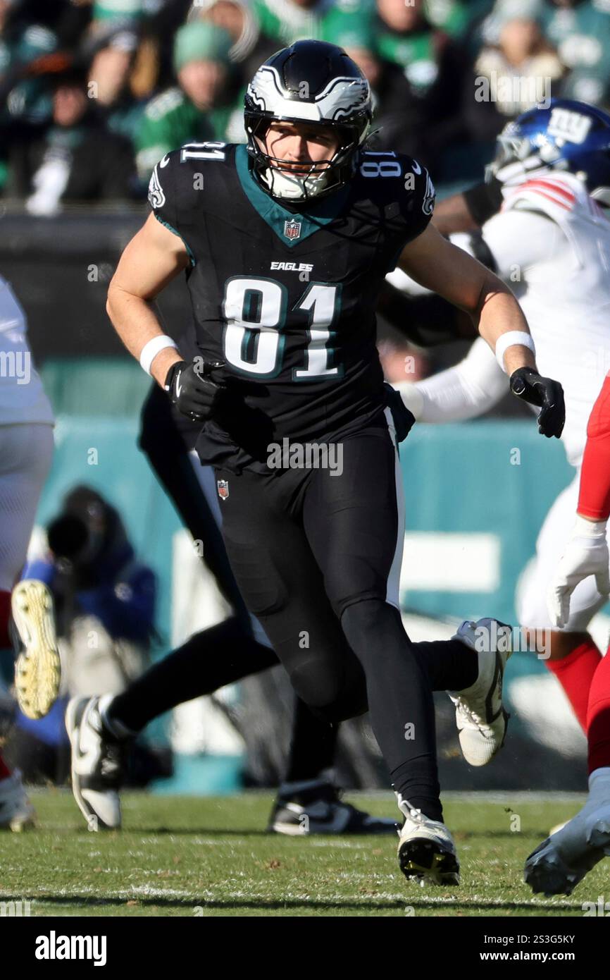 Philadelphia Eagles tight end Grant Calcaterra (81) runs a route during ...