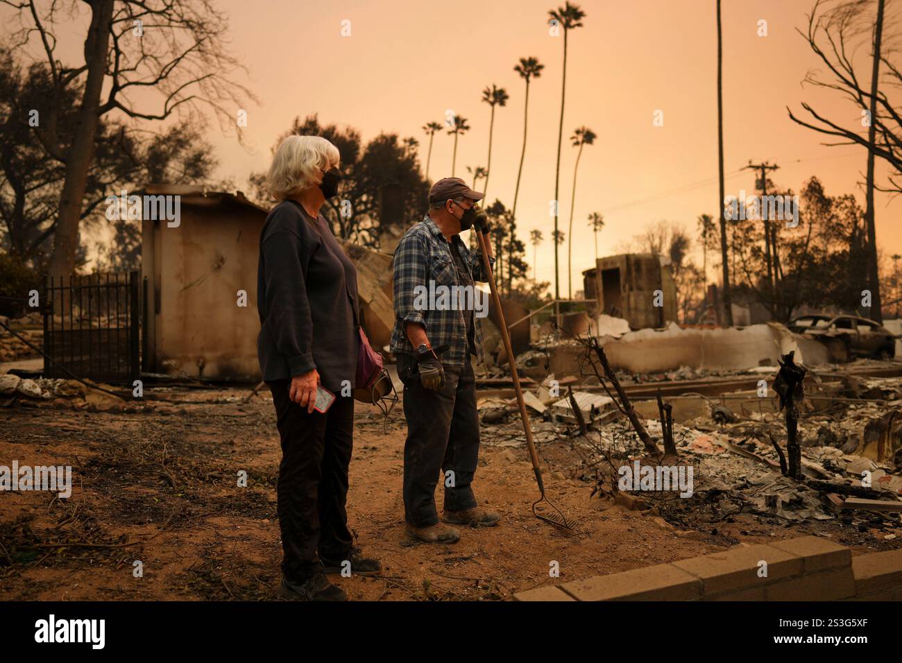 Paul Perri and Michelle Miner search through their daughter's fire ...