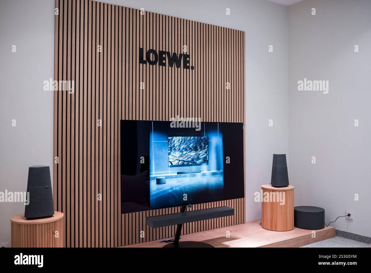 Flat screen television hangs hi-res stock photography and images - Alamy