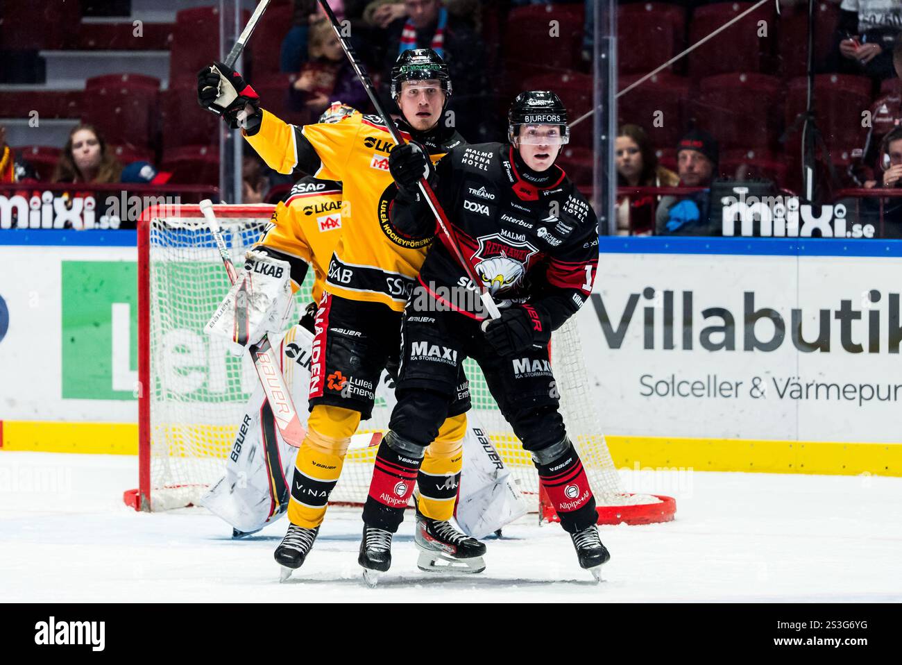 250109 Malmö Redhawks Linus Öberg och Luleås Jonas Berglund under ishockeymatchen i SHL mellan ...
