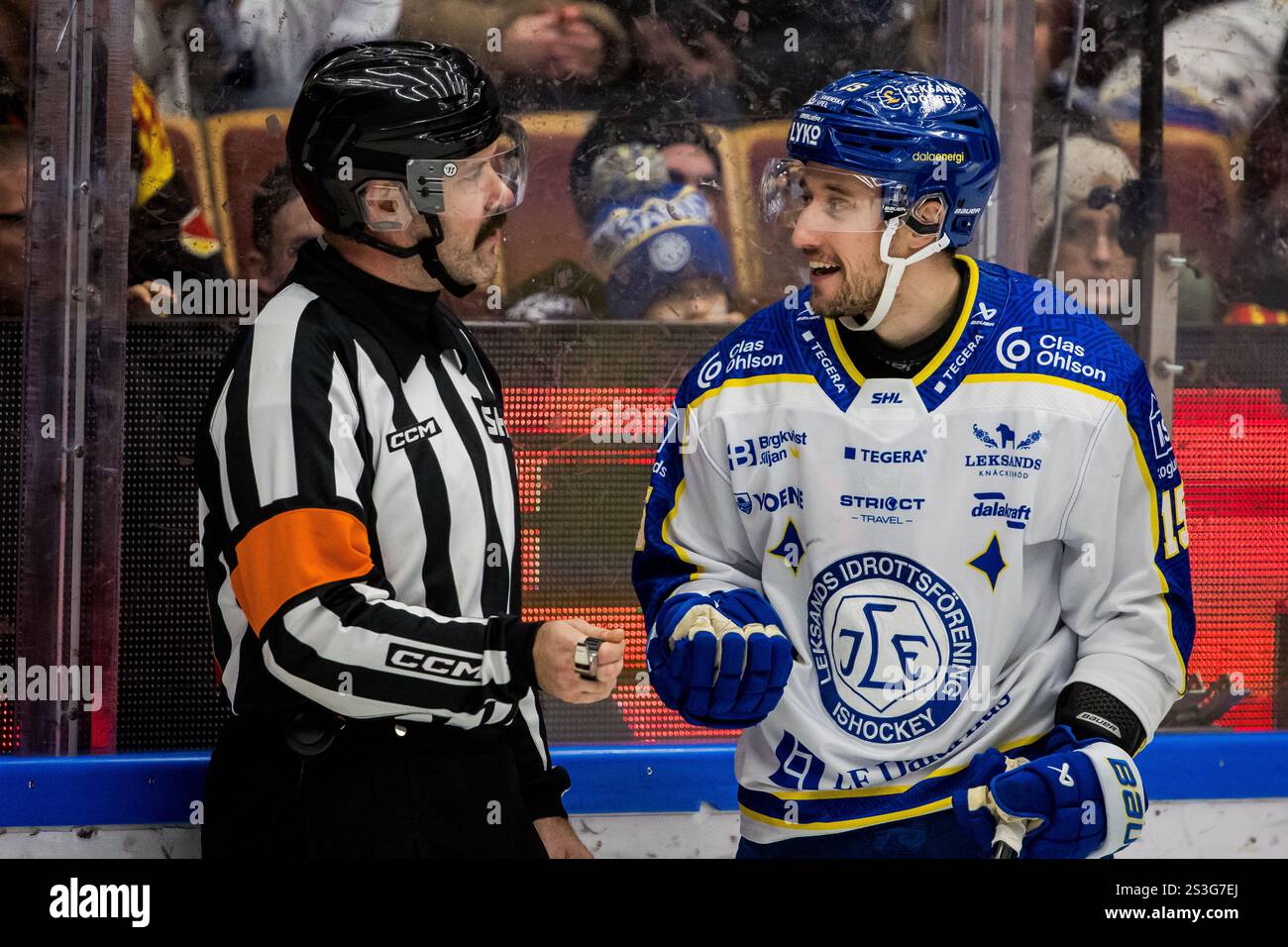 250109 Domare Daniel Wessner och Leksands Max Veronneau under ishockeymatchen i SHL mellan ...