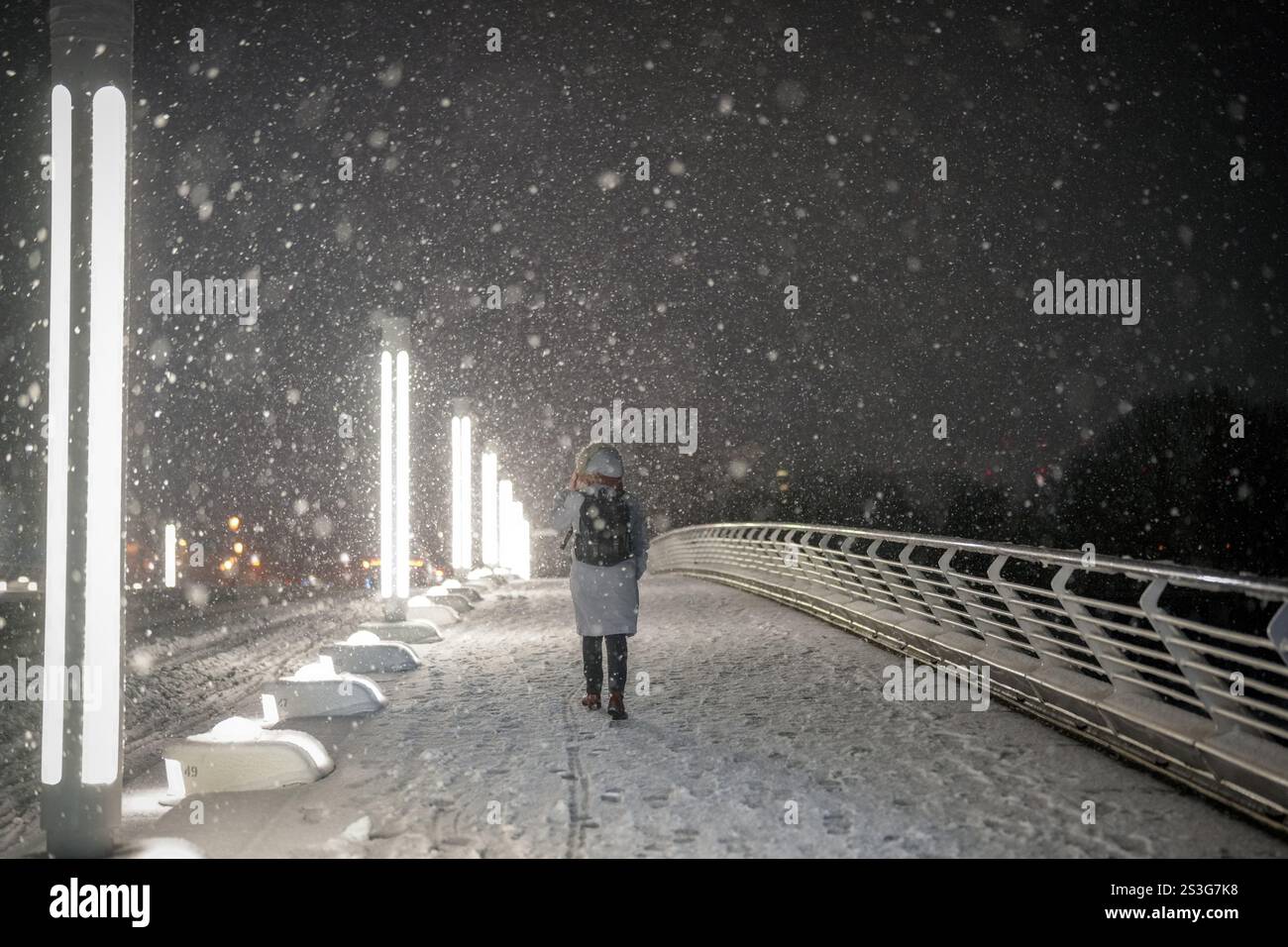 09 January 2025, Berlin: A passer-by walks through the snow in the ...