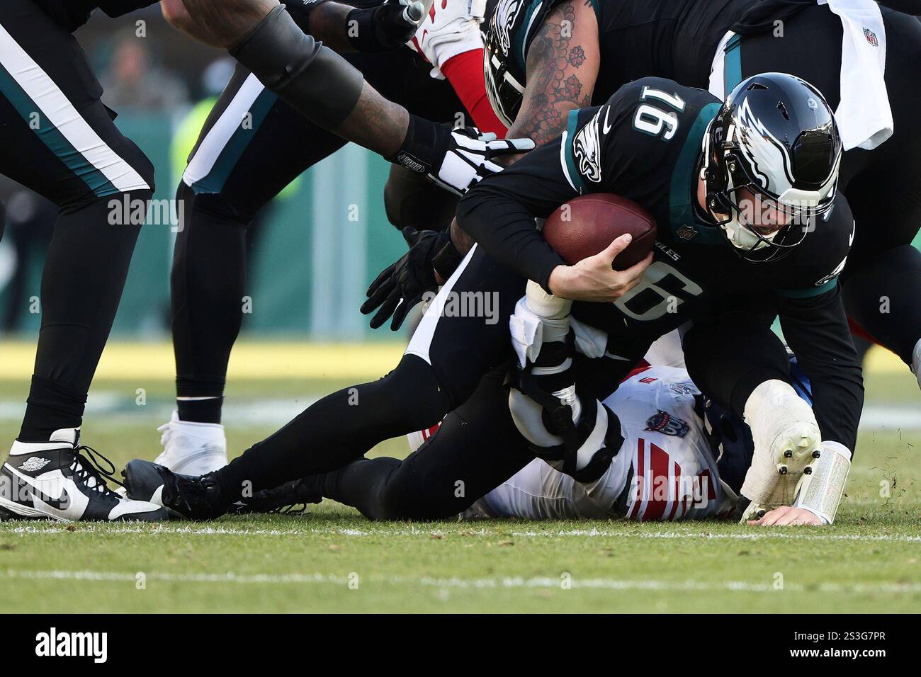 New York Giants linebacker Kayvon Thibodeaux (5) takes down ...