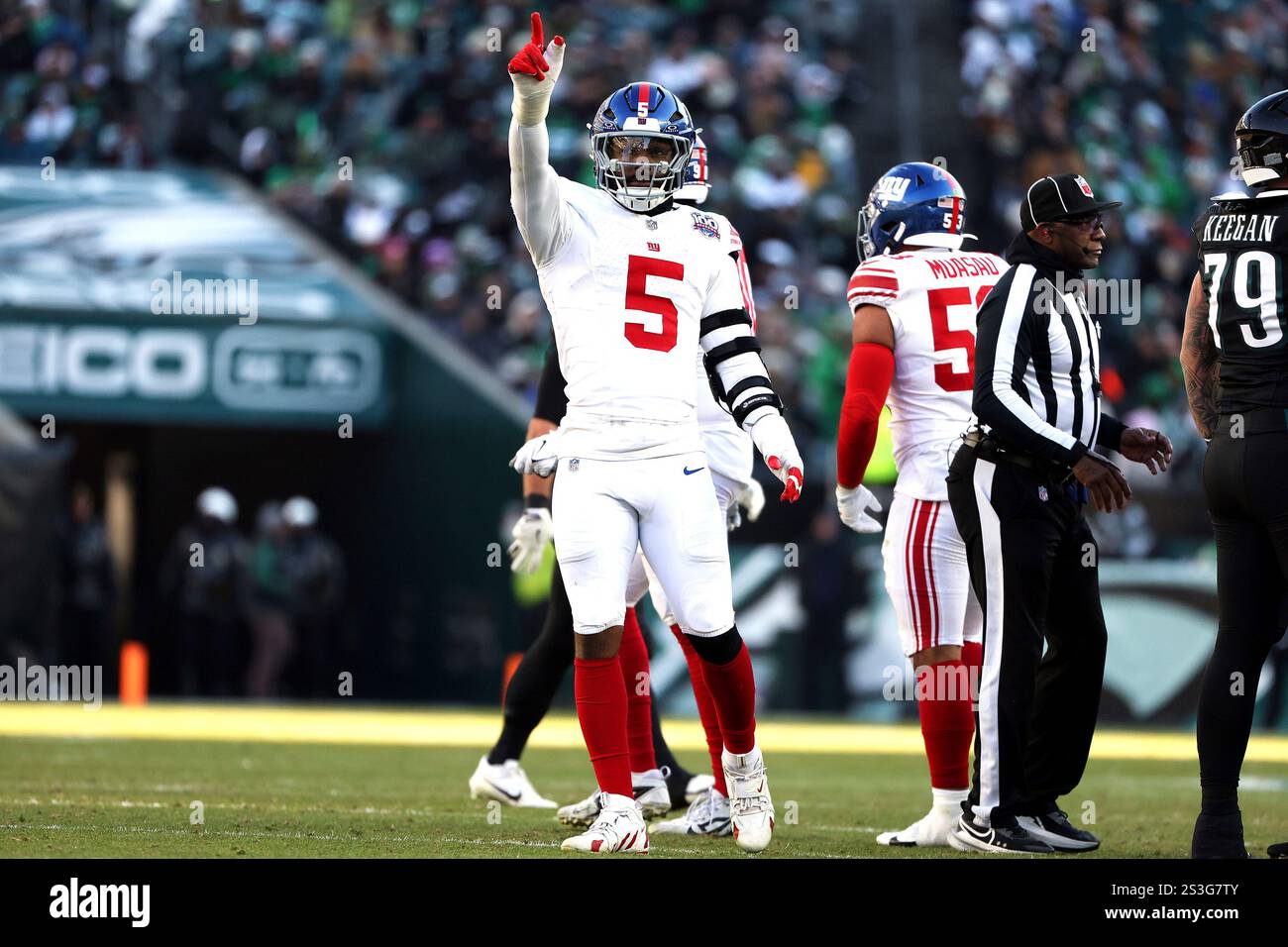 New York Giants linebacker Kayvon Thibodeaux (5) celebrates during an ...
