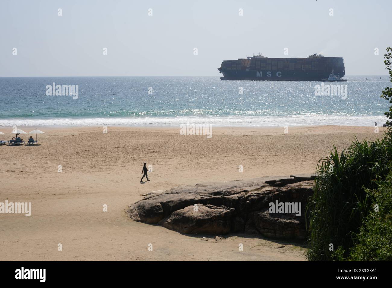 Indien IND, 20241231, Blick auf ein Containerschiff, Kerala, Vizhinjam ...