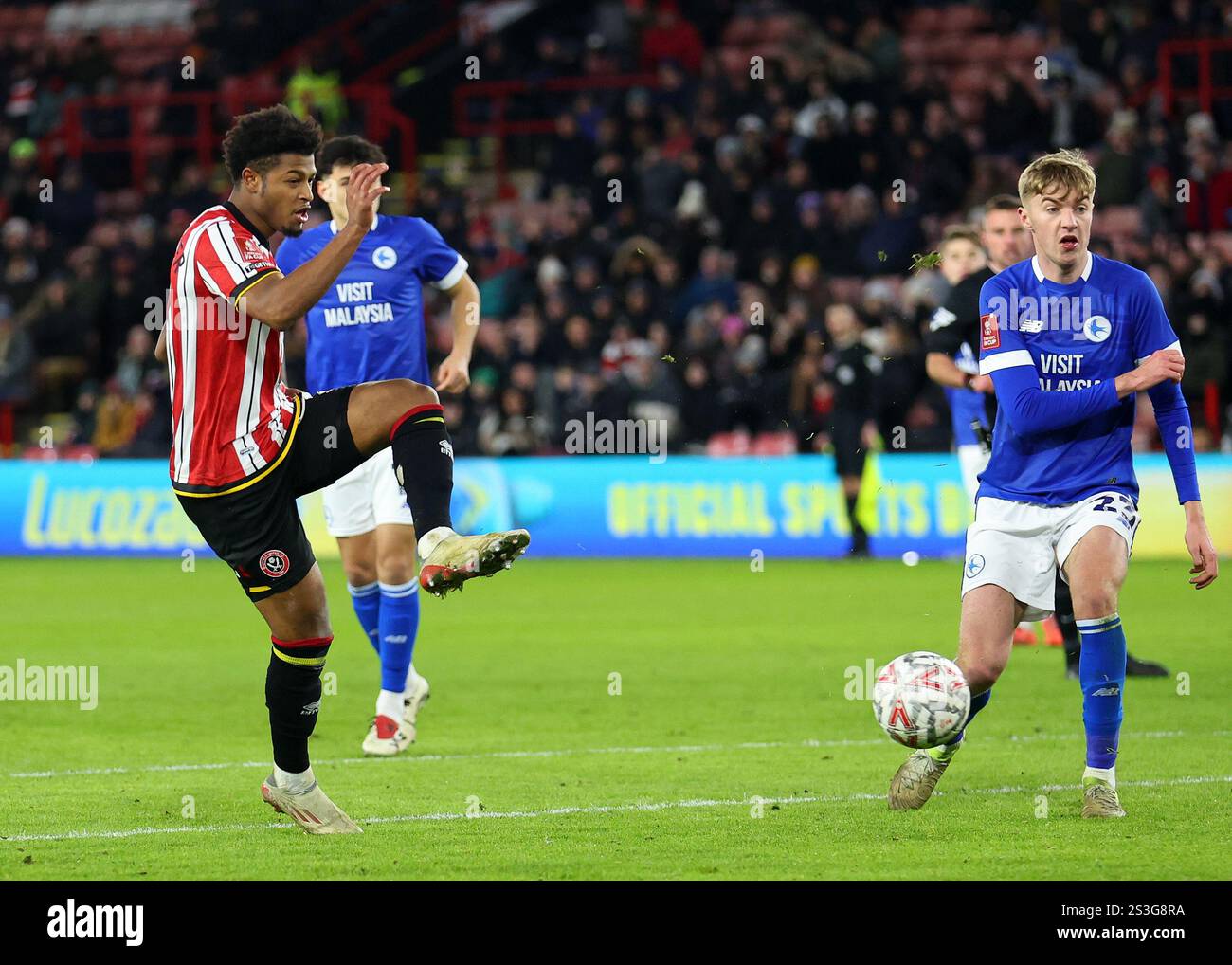 Sheffield, UK. 9th Jan, 2025. Rhian Brewster of Sheffield United fires ...
