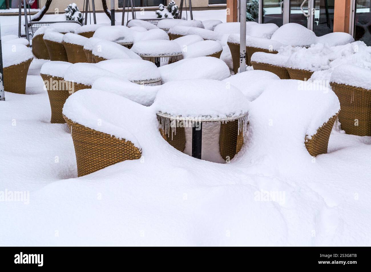 Snow covered terrace restaurant hi-res stock photography and images - Alamy