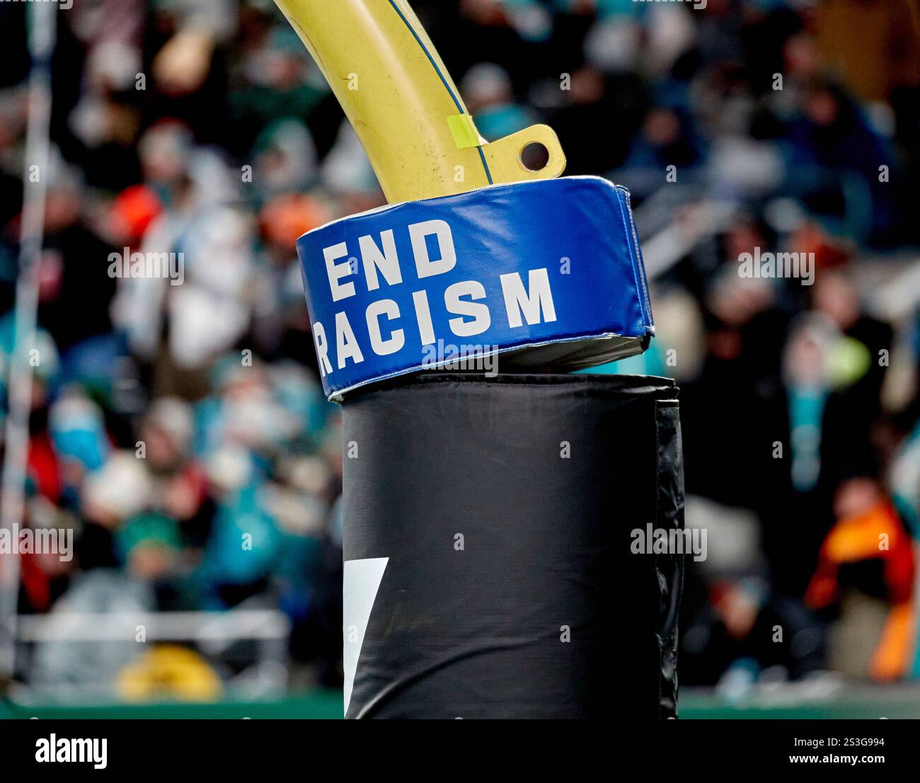 The NFL makes a statement to END RACISM during the New York Jets and ...
