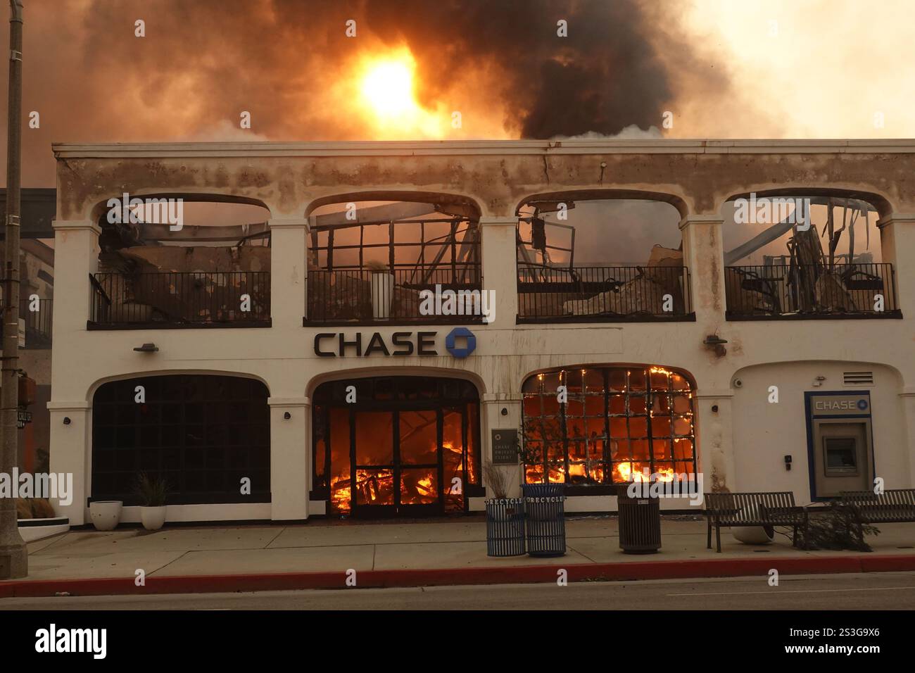 Pacific Palisades, California, USA. 9th Jan, 2025. A fire engulfs Chase ...