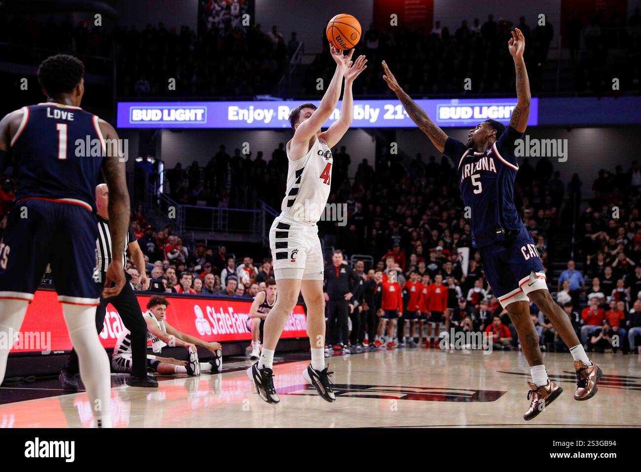 CINCINNATI, OH - JANUARY 04: Cincinnati Bearcats guard Simas Lukosius ...