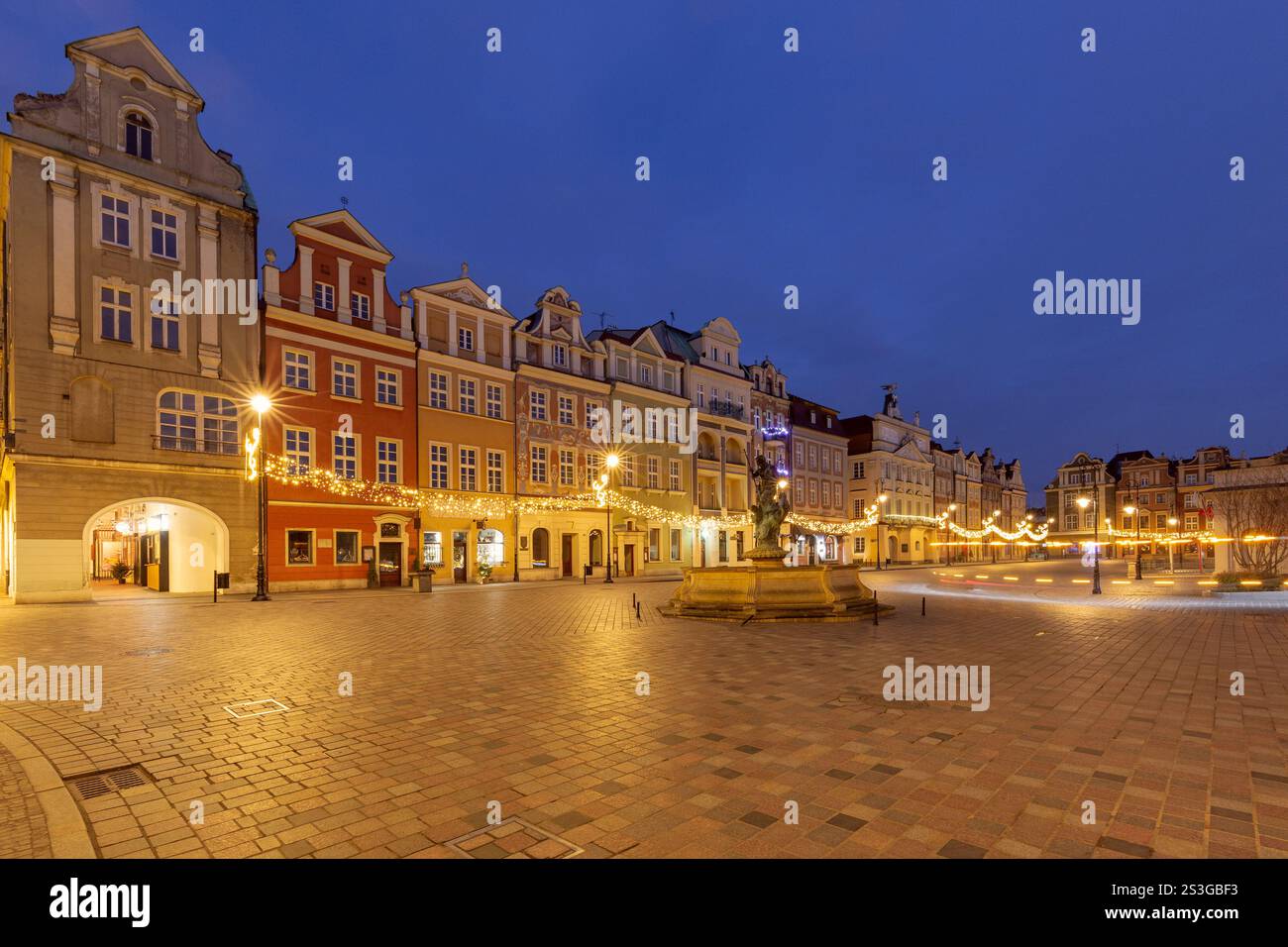 View of the Old Market Square in Poznan with colorful historic house ...