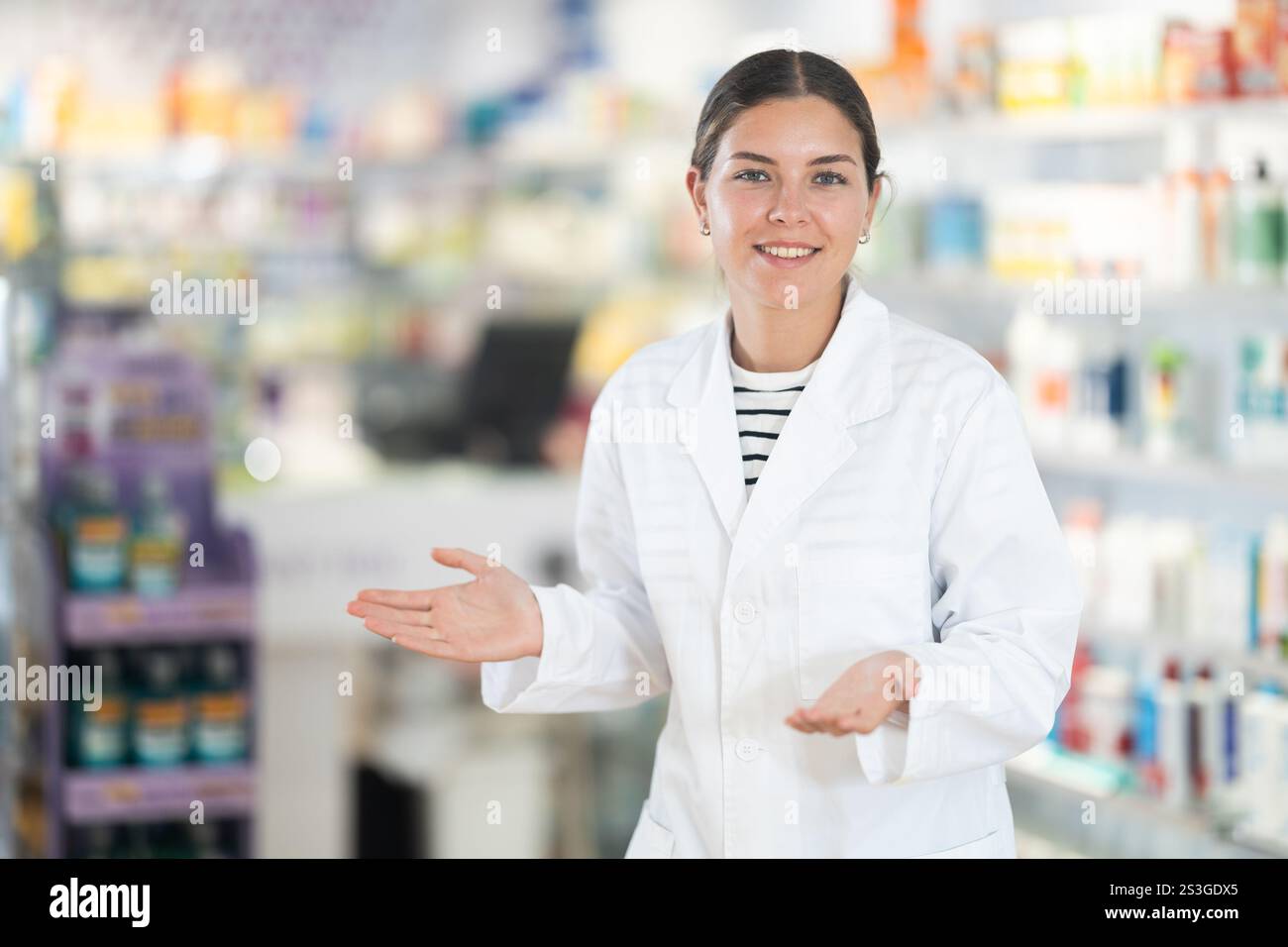 Young female pharmacist posing hi-res stock photography and images - Alamy