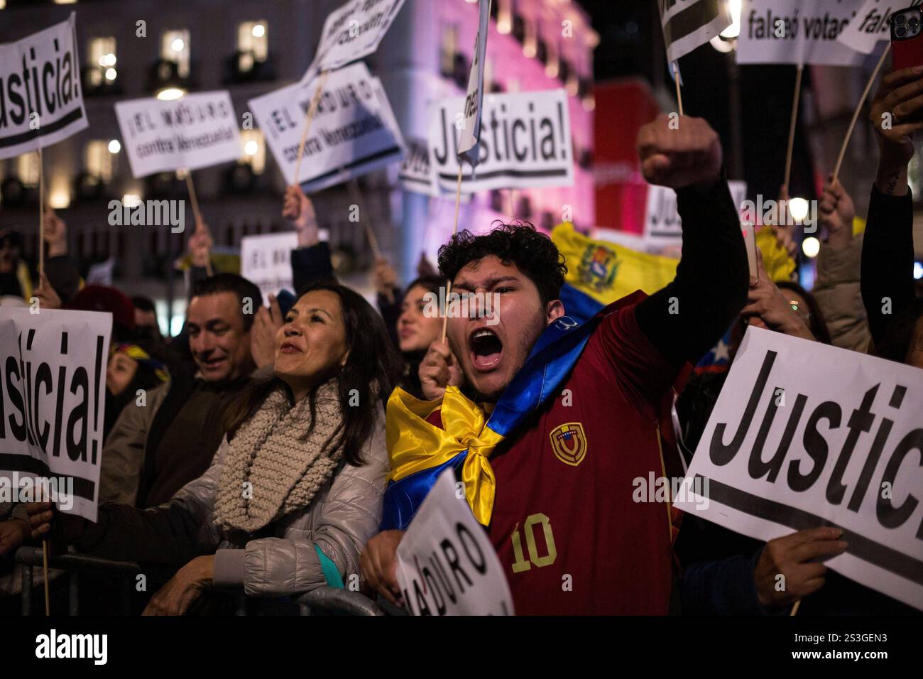 Madrid, Madrid, Spain. 9th Jan, 2025. Demonstrators from the Venezuelan ...
