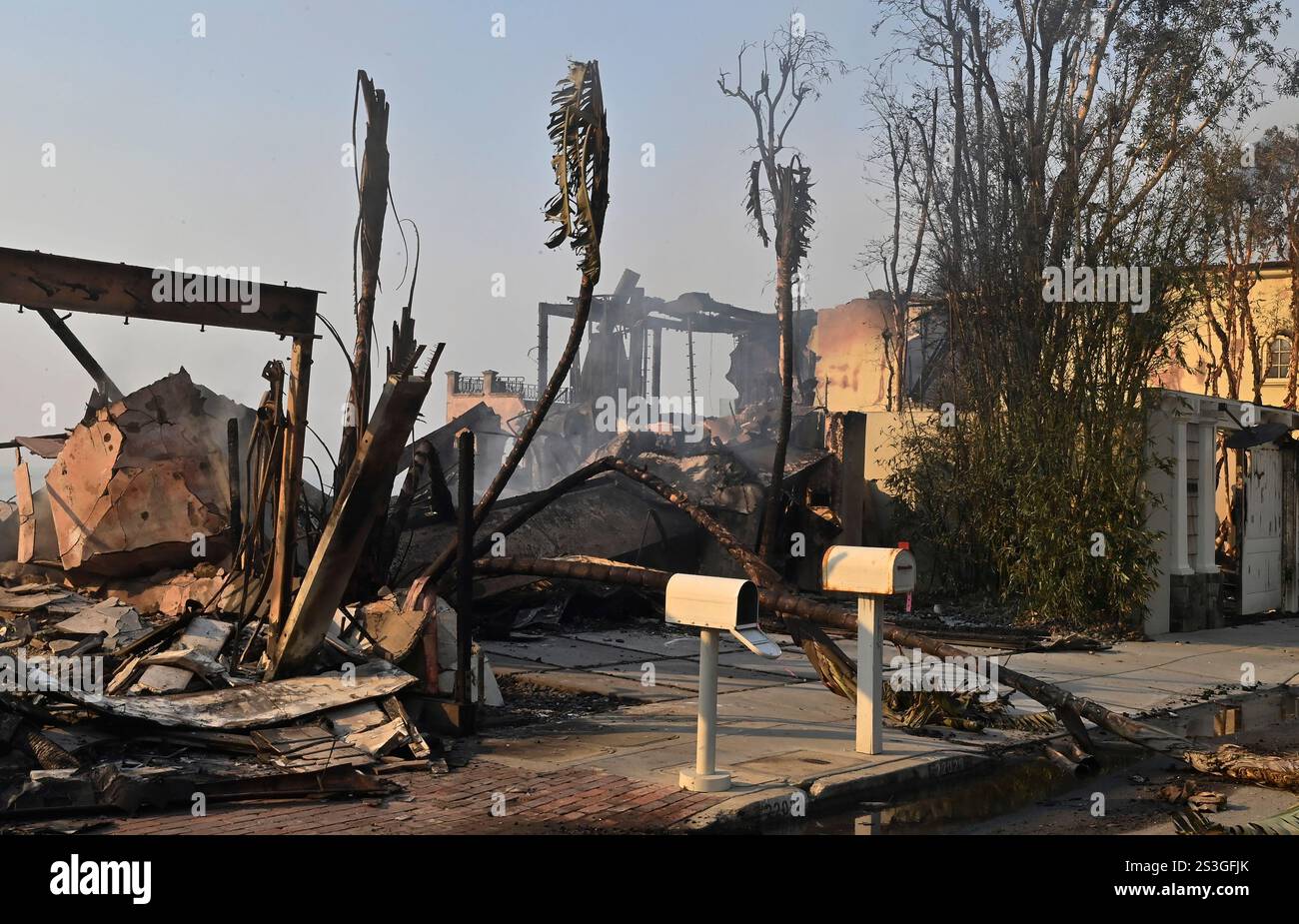 Los Angeles, United States. 09th Jan, 2025. The remains of one of the ...