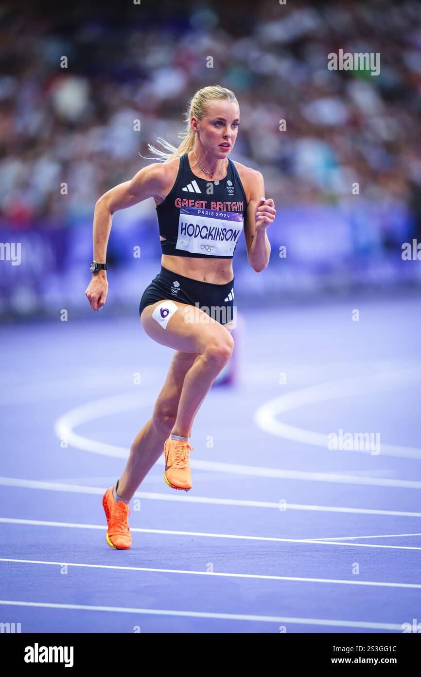 Keely Hodgkinson participating in the 800 meters at the Paris 2024 ...