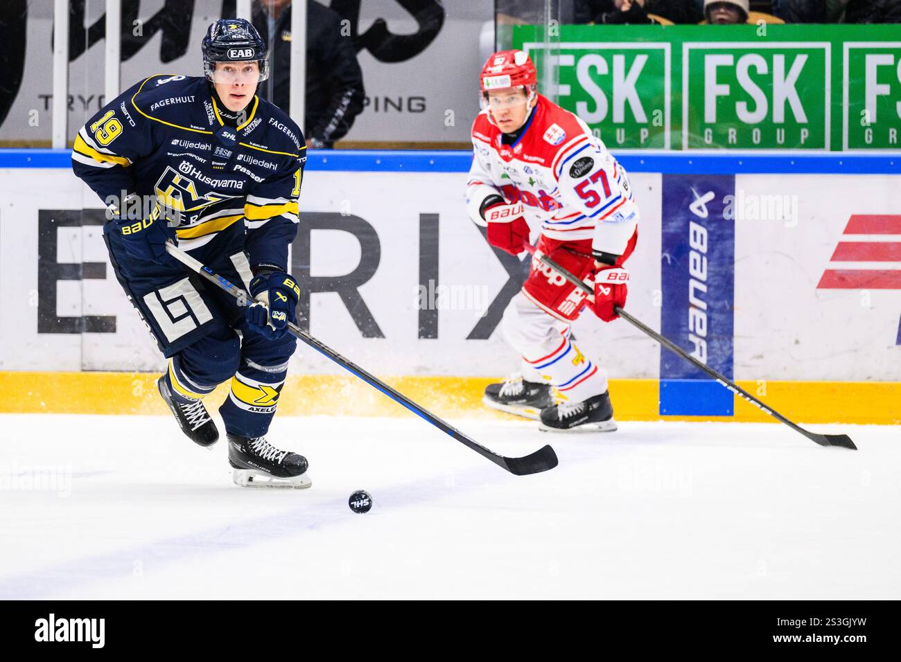 250109 HV71s Henrik Borgström och Timrås Anton Wedin under ishockeymatchen i SHL mellan HV71 och ...