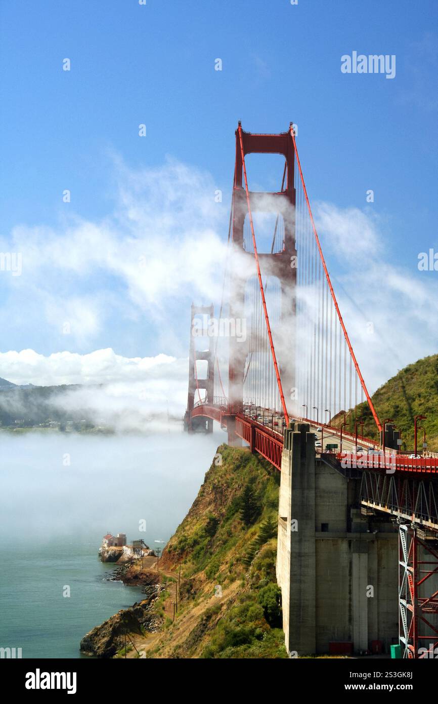 Iconic Gold Gate Bridge in San Francisco, CA Stock Photo - Alamy
