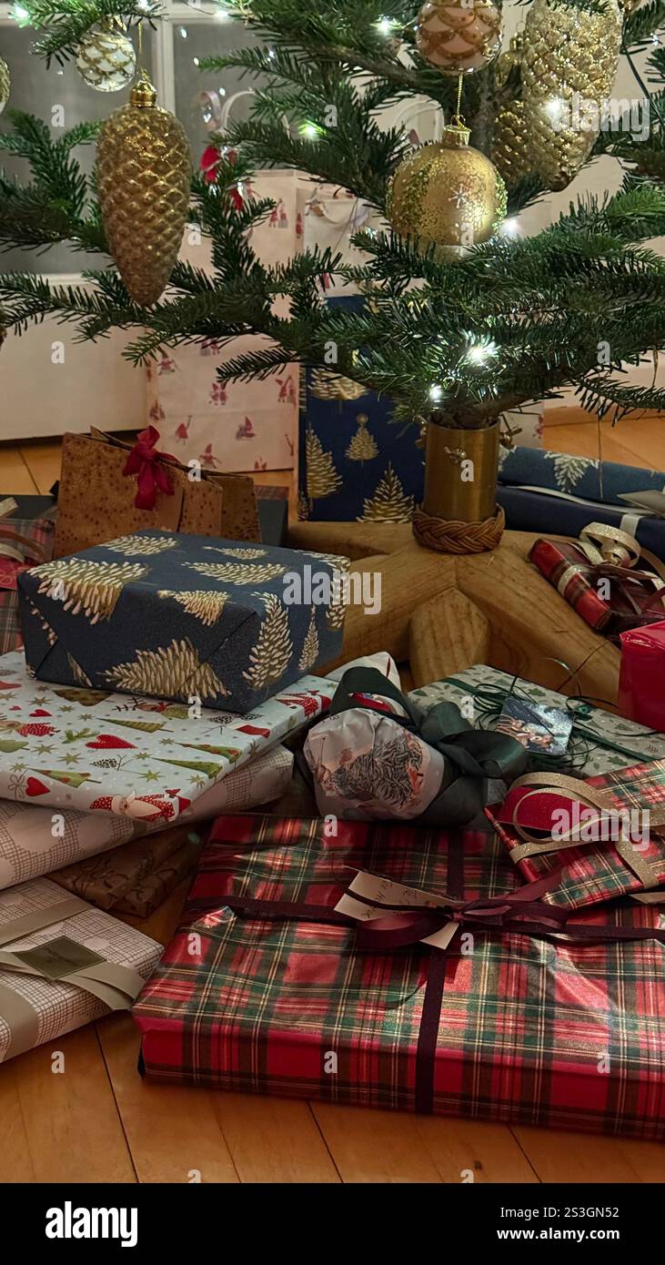 Wrapped christmas presents fir hi-res stock photography and images - Alamy