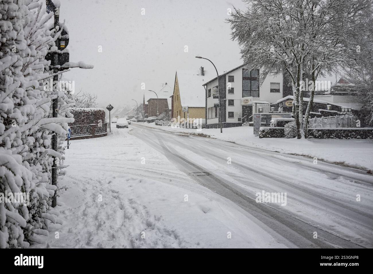 Verkehrsbehinderung durch Glaette und Schnee in Aachen am 9. Januar ...