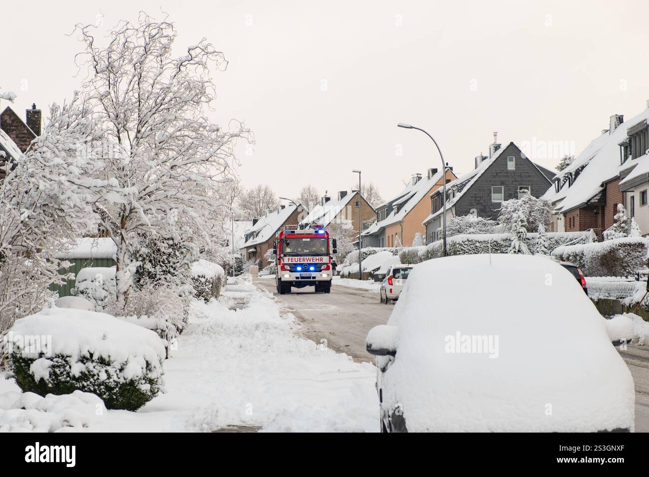 Die Feuerwehr bei Schnee im Einsatz in Aachen am 9. Januar 2025 ...