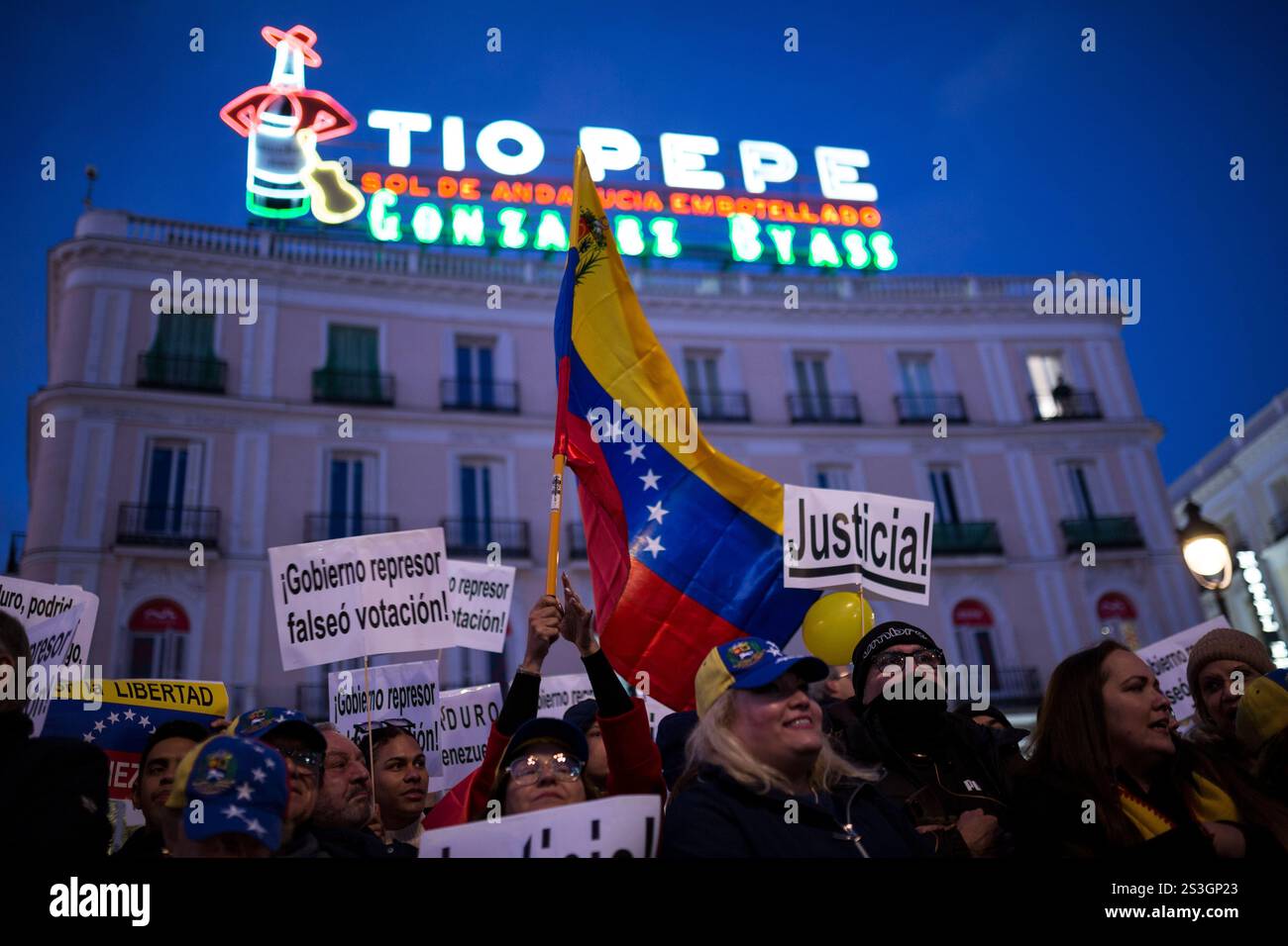 Madrid, Spain. 09th Jan, 2025. Demonstrators from the Venezuelan ...