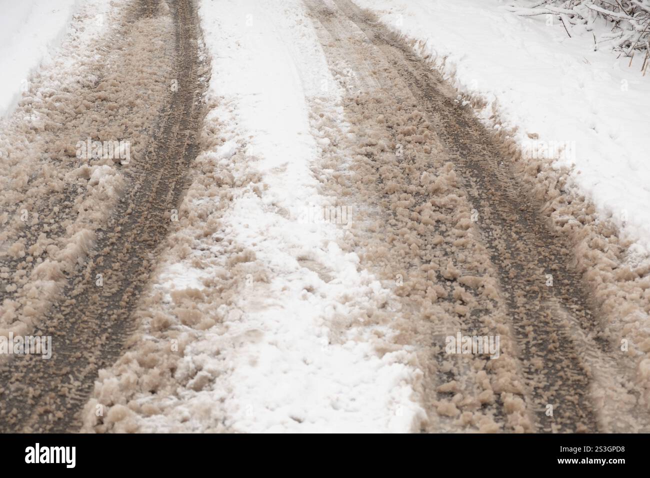 Verkehrsbehinderung durch Glaette und Schnee in Aachen am 9. Januar ...